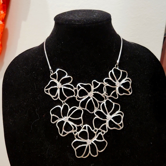 Never Enuff | Jewelry | Silver Metal Necklace Of A Bunch Of Flower ...